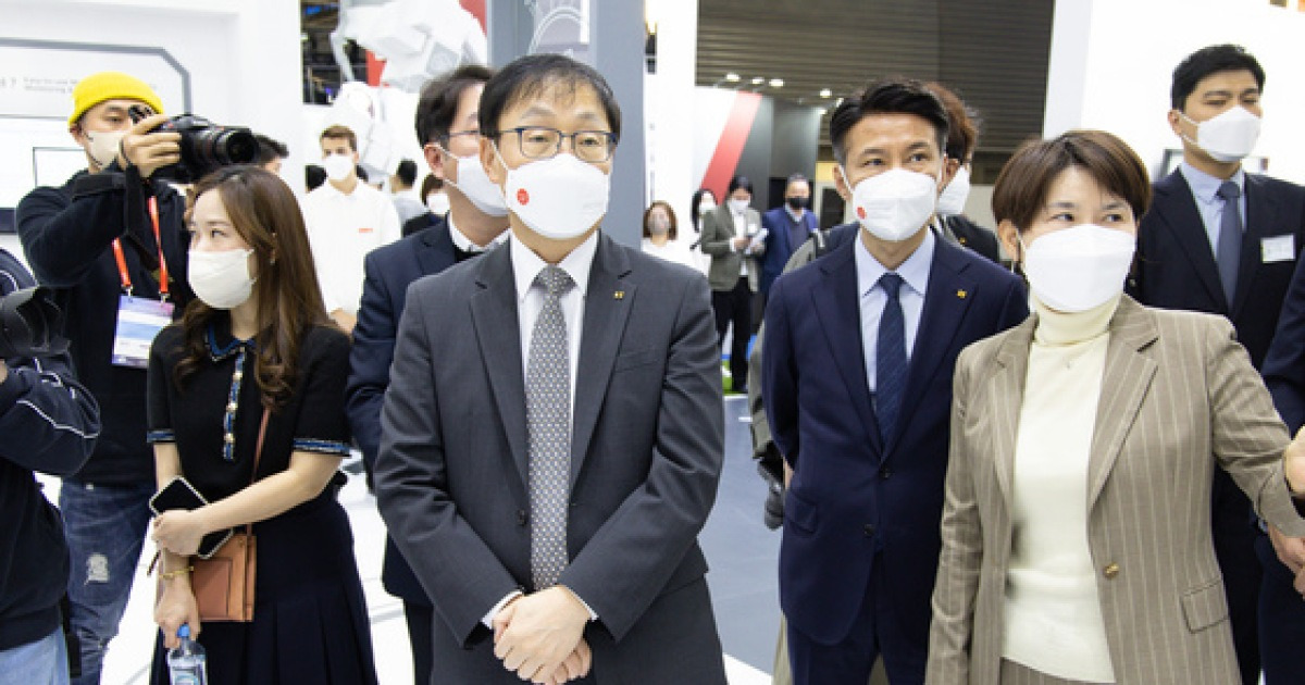 'DIGICO KT' MWC 부스 둘러보는 구현모 대표