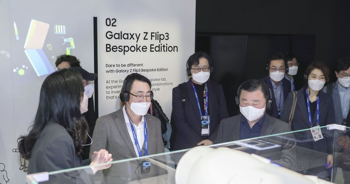 MWC22 전시관 찾은 유영상 SKT 사장과 노태문 삼성전자 사장