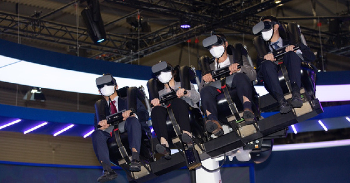 MWC22 찾은 임혜숙 장관, 유영상 SKT 대표와 '4D 메타버스' 체험