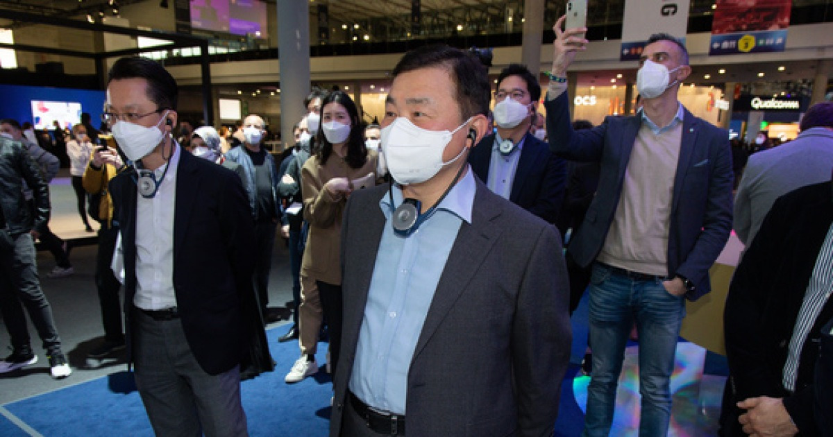 MWC22 SKT 부스 찾은 노태문 삼성전자 사장