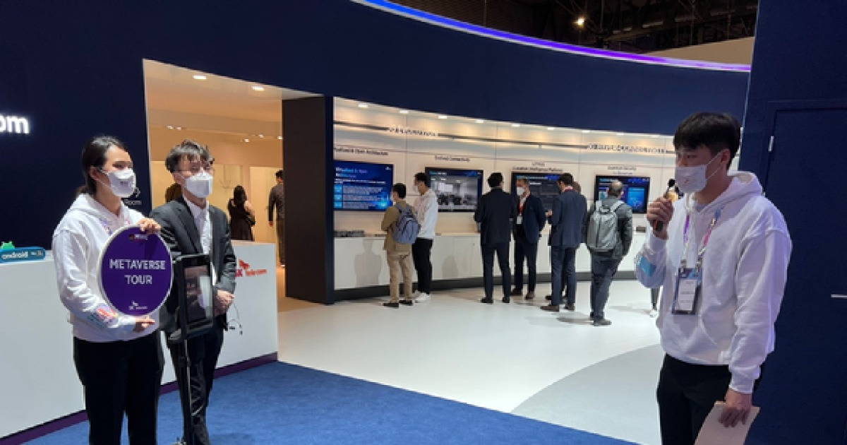 "킥보드에 태운 태블릿으로 스페인 전시 구경"..SKT '메타버스 투어' [MWC2022]