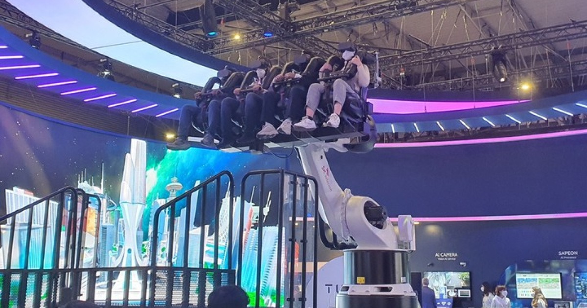 SKT 전시장에서 4D 메타버스 체험을