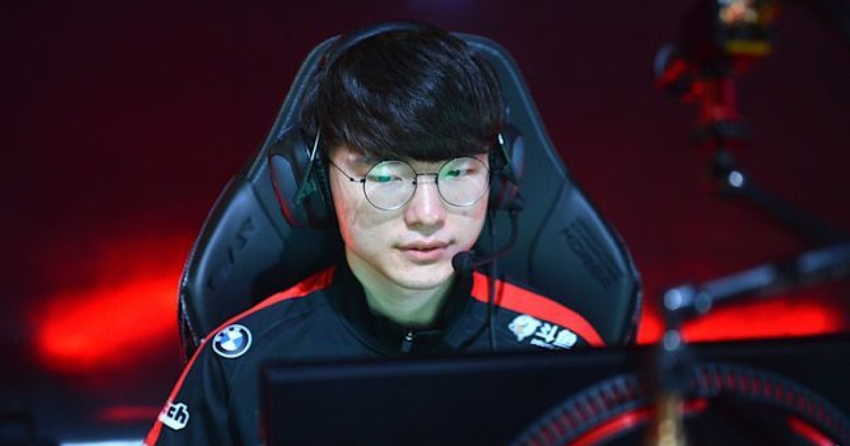 '미쳐 날뛰는 아리'..T1, '페이커' 캐리로 PO 2R 기선 제압 [LCK]