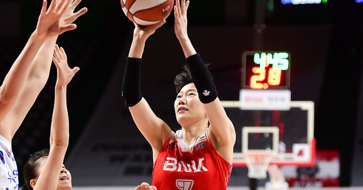 3점슛 10개 폭발..'첫 PO' BNK 승리로 WKBL 정규리그 마감