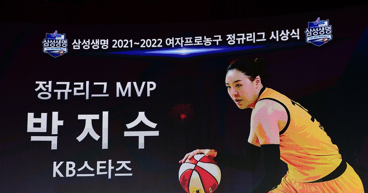 새 역사 쓴 KB박지수, WKBL 역대 최초 2년 연속 7관왕. 만장일치 MVP