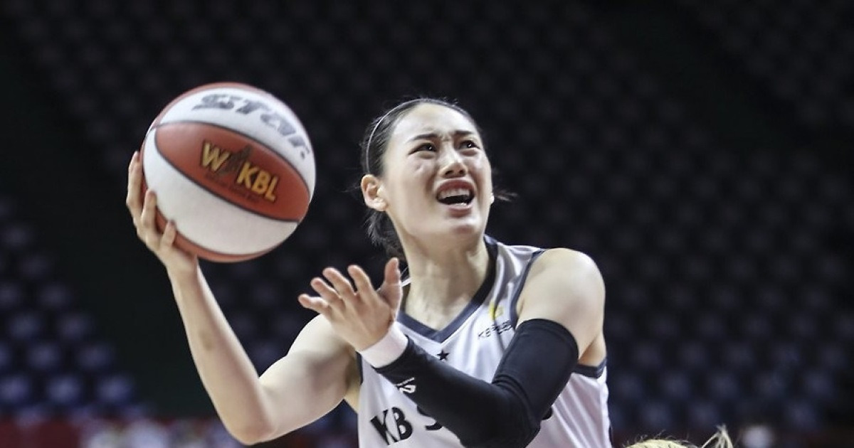 여자농구 PO 1차전 KB 강이슬 vs BNK 강아정 '강대강 맞대결'