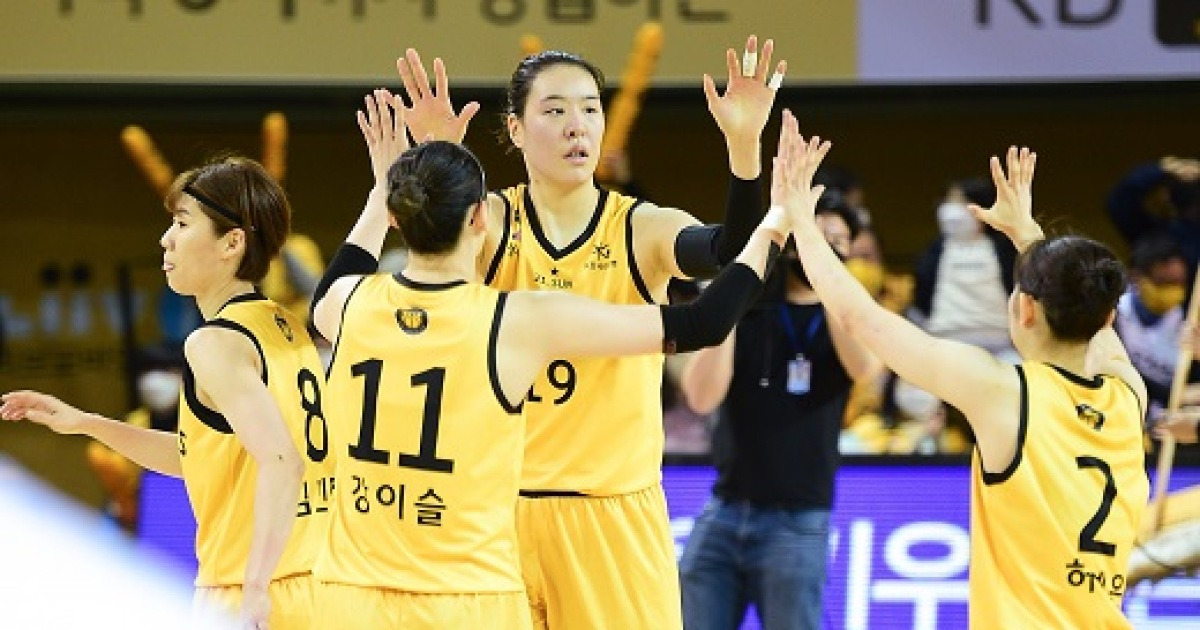 이것이 박지수 클라쓰, PO 1차전 완벽지배, KB 통합우승 향해 산뜻한 출발, BNK 뒤늦은 추격전