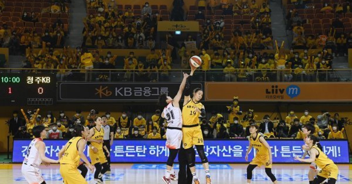 KB-BNK PO 1차전 점프볼! [포토]