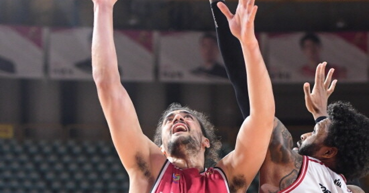 [BK 리뷰] '마레이 골밑 장악' LG, KGC인삼공사에 승리.. PO 희망 이어가