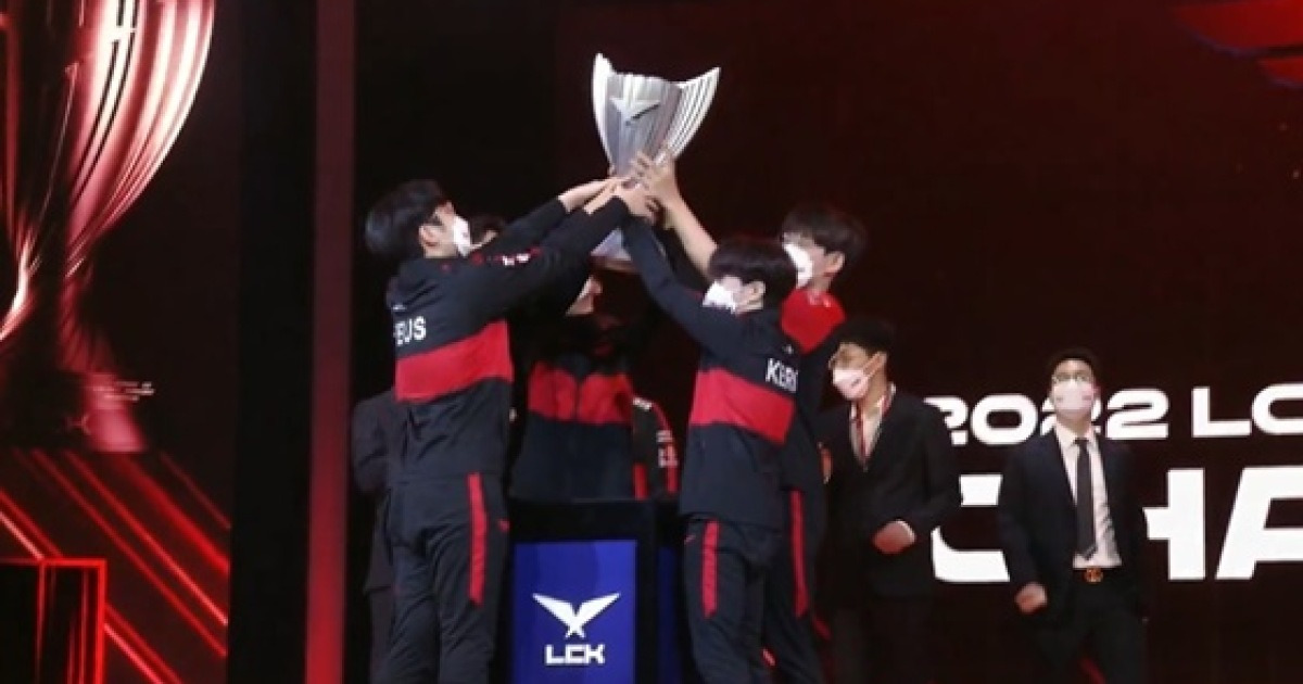 'V10' T1, '완전체' 젠지 꺾고 LCK 전승 우승 '금자탑'