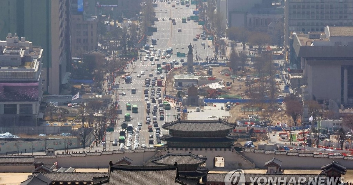 북악산 남측면 등산로에서 훤히 보이는 광화문광장