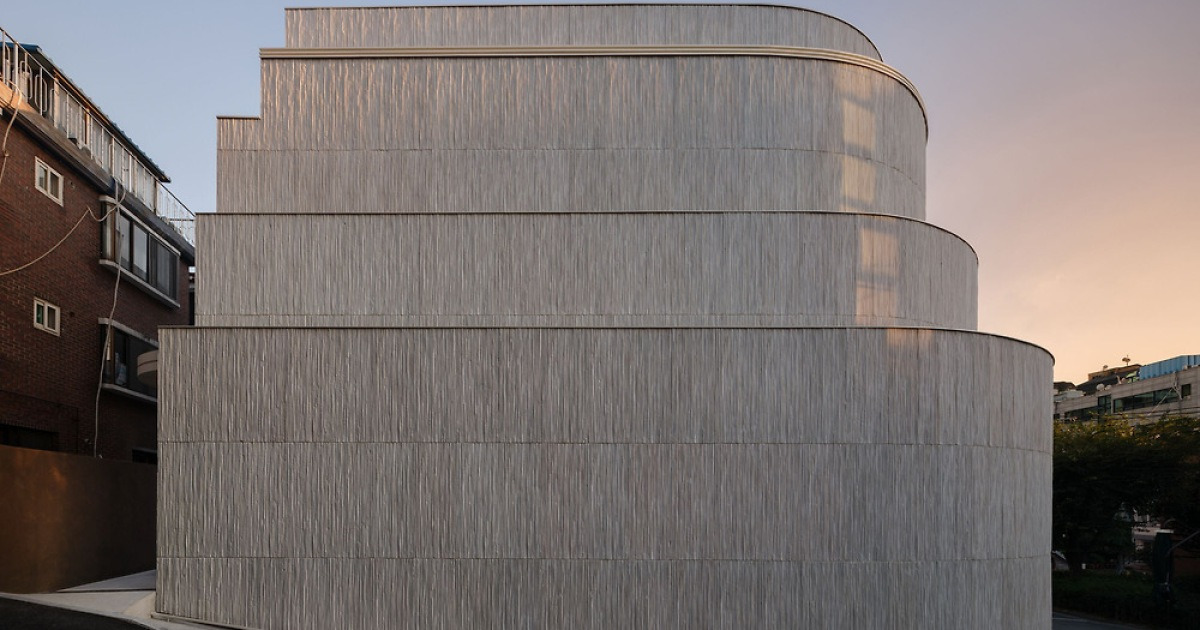 조각 케이크 건물? 입장료 내는데 줄서는 서점