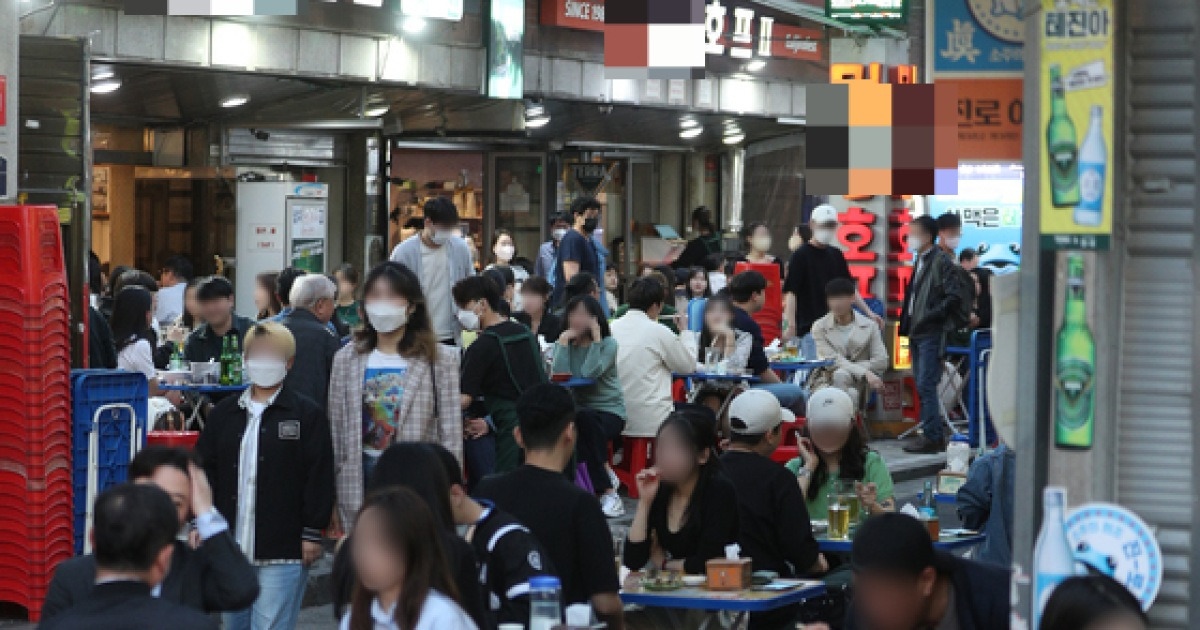 "한국의 'Hoeshik', 젊은 직장인에겐.." 외신이 '회식' 지적한 이유