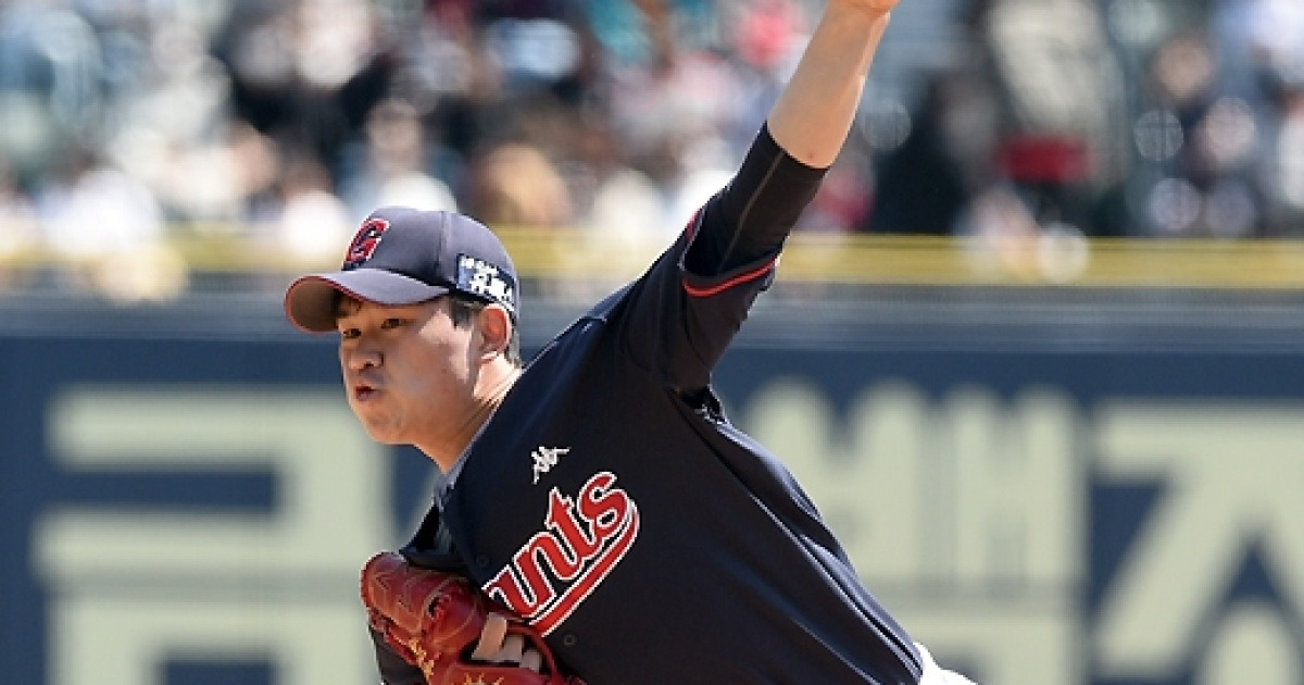 KBO 최강투수와 안경에이스가 뭉쳤다..롯데 149km 영건 살린 한마디