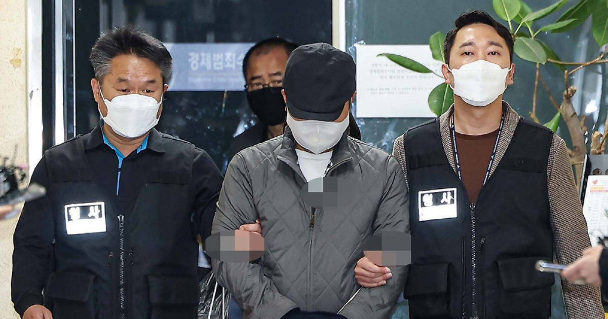 614억 횡령 우리은행 직원·동생 구속 송치