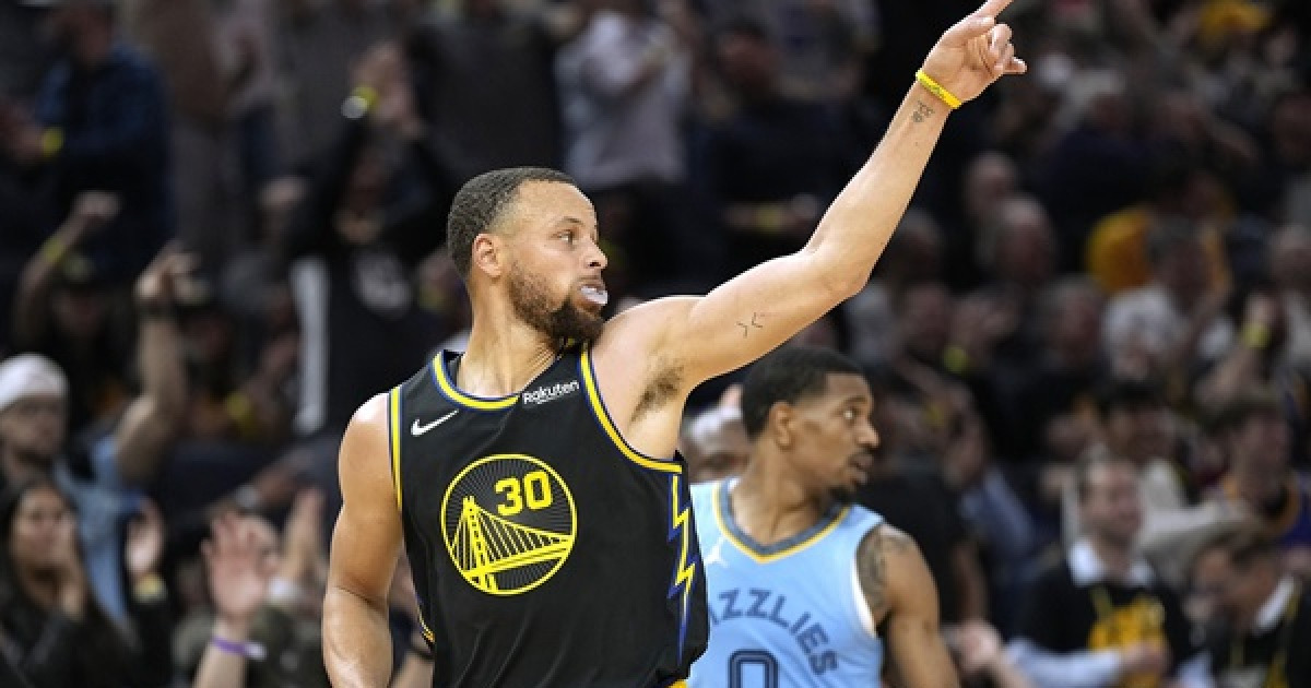 '커리 30득점' GSW, 멤피스 꺾고 PO 2R 2승 1패