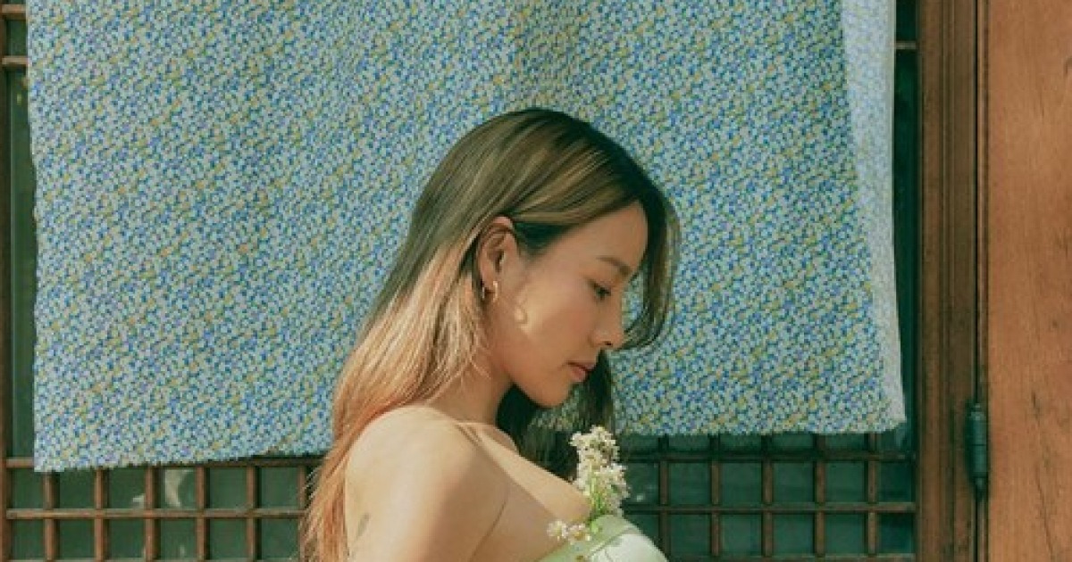 이효리 가슴에 꽃 꽂으니 색다르네 요가복 입고 뽐낸 독보적 아우라