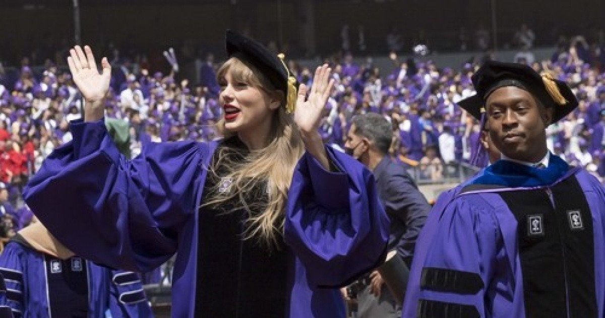 USA NEW YORK NYU GRADUATION