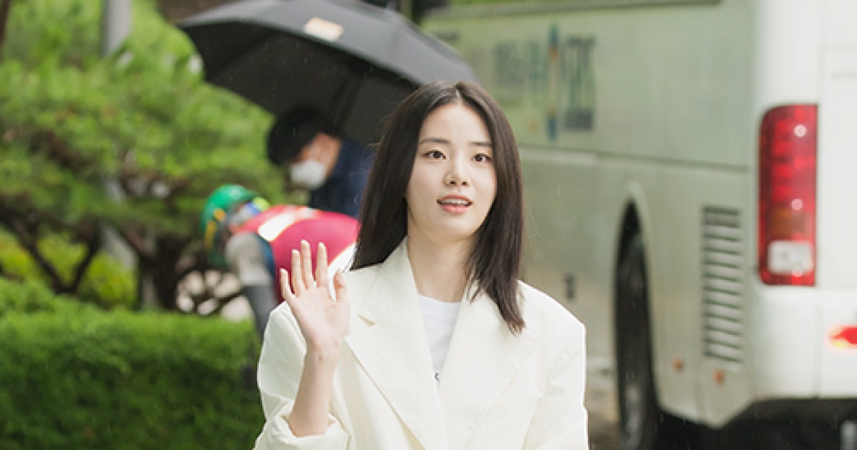 [bnt포토] 신시아 '오버핏 재킷의 오묘함'