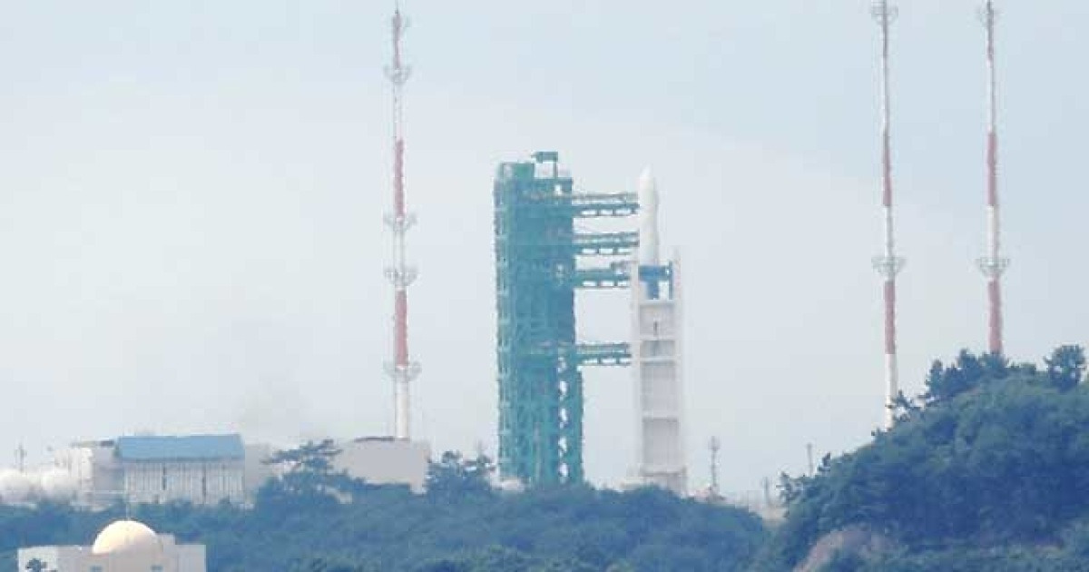 누리호 발사대 기립 완료..오후 발사대 연결