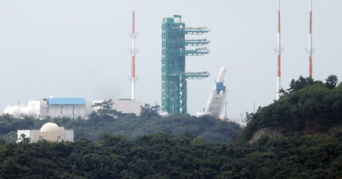 [속보] 누리호, 발사대 기립 및 고정작업 완료