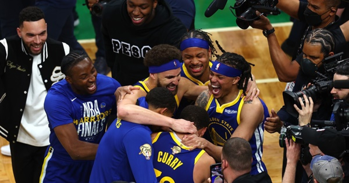 GSW, 4년 만에 NBA 파이널 정상 '우뚝'..MVP는 커리