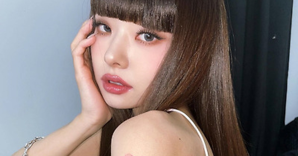 프리지아 송지아 어깨에 붉은 꽃 두송이 타투 섹시美 폭발
