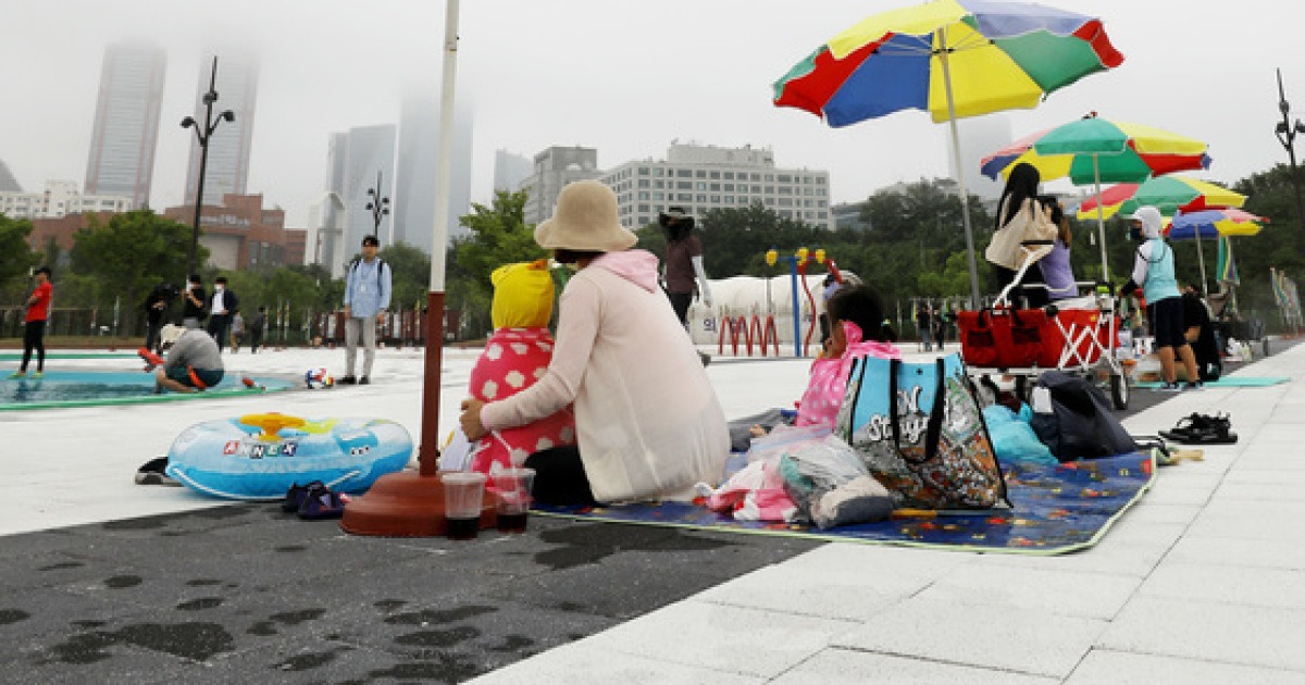 파라솔 펼쳐진 한강수영장