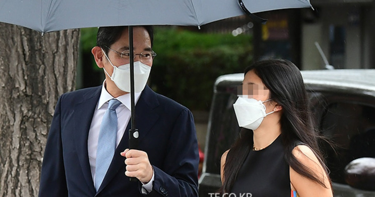 딸과 함께 결혼식 참석하는 이재용 부회장 [포토]