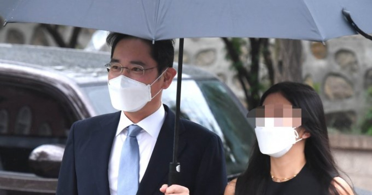 [머니S포토] 딸과 함께 정의선 회장 장녀 결혼식 참석한 이재용 부회장