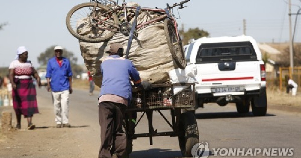 ZIMBABWE ECONOMY SCRAP METAL DEALERS
