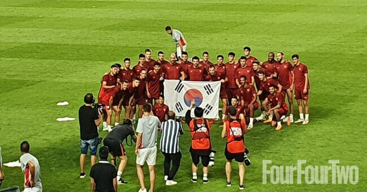 [442.live] 세비야 선수단, '태극기 단체샷' 찍었다..호감도 '급상승'