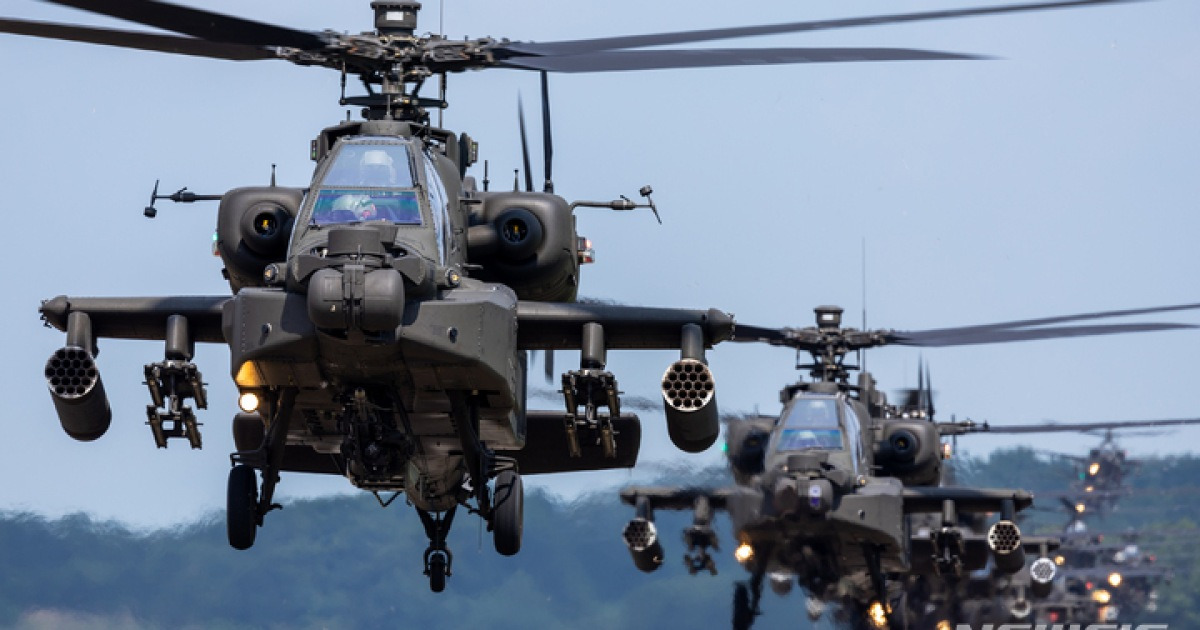 호버링 하는 AH-64E 아파치 가디언 공격헬기