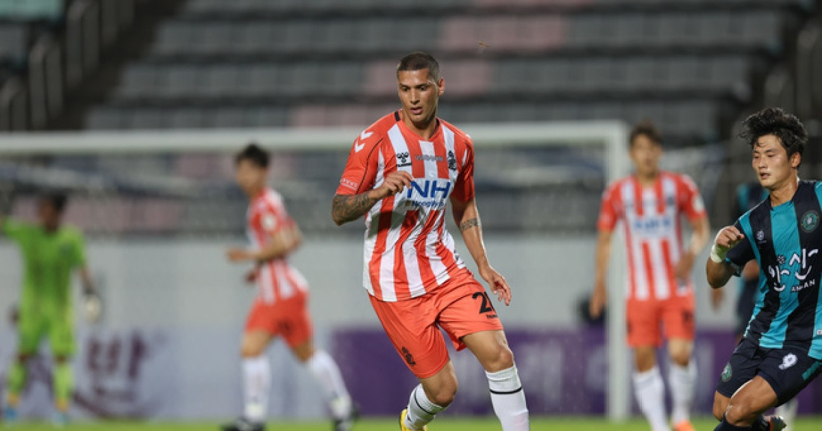 '멀티골' 경남 티아고, K리그2 29R MVP