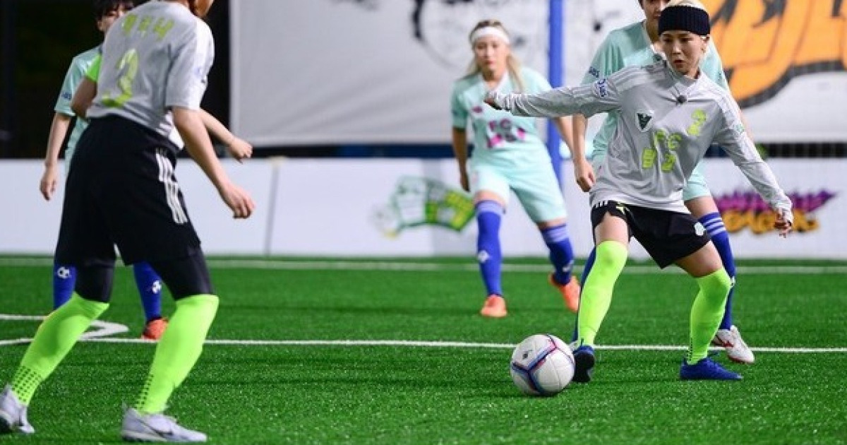 '골때녀' FC탑걸vsFC발라드림, 사상 첫 수중전 [오늘TV]