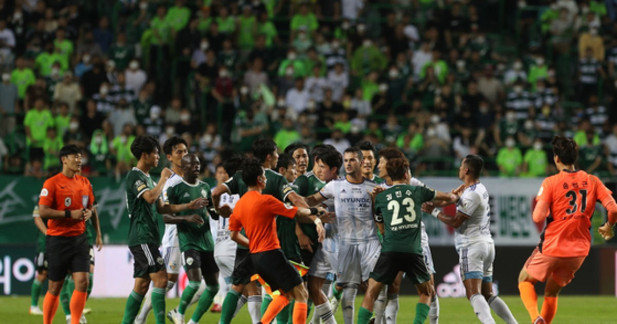 Ulsan keep six-point lead after 1-1 draw with Jeonbuk