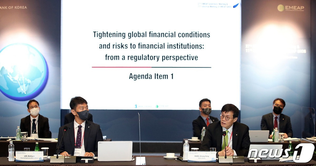 EMEAP 회의 참석한 이창용 한은 총재