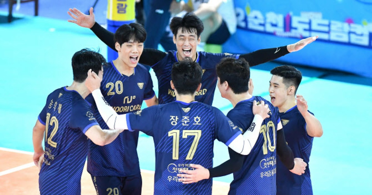 'KOVO컵 2연패 도전' 우리카드, 한국전력 꺾고 산뜻한 출발