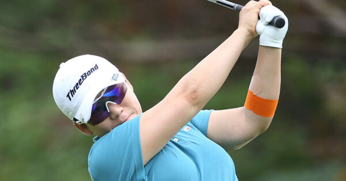 '시즌 첫승 향한' 신지애, CAT 레이디스 5위로 우승 경쟁 [JLPGA]