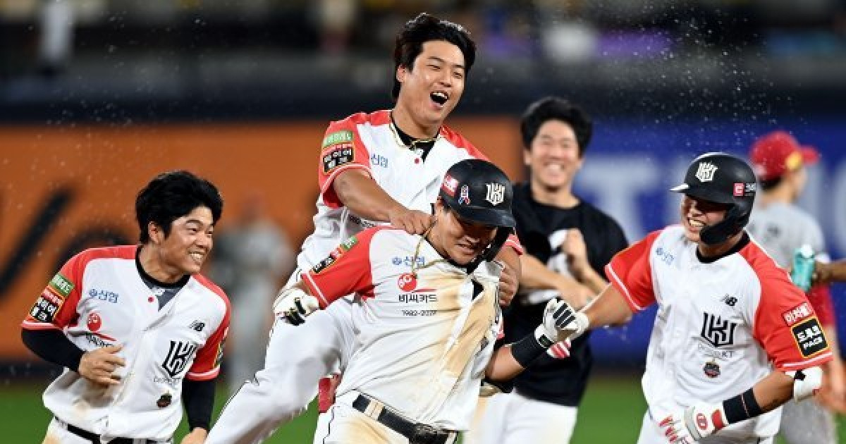 kt, SSG를 상대로 연장 10회 끝내기 승리! [포토]