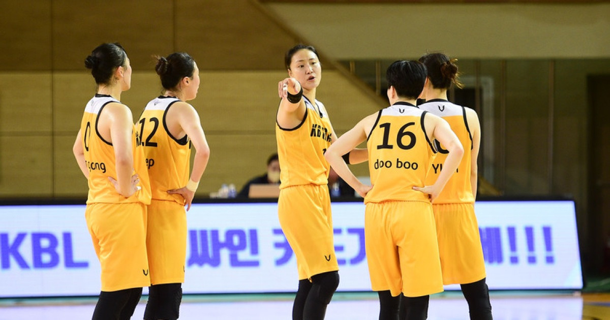 [22박신자컵] '디펜딩 챔피언의 뒷심' KB, 케세이라이프에 역전극