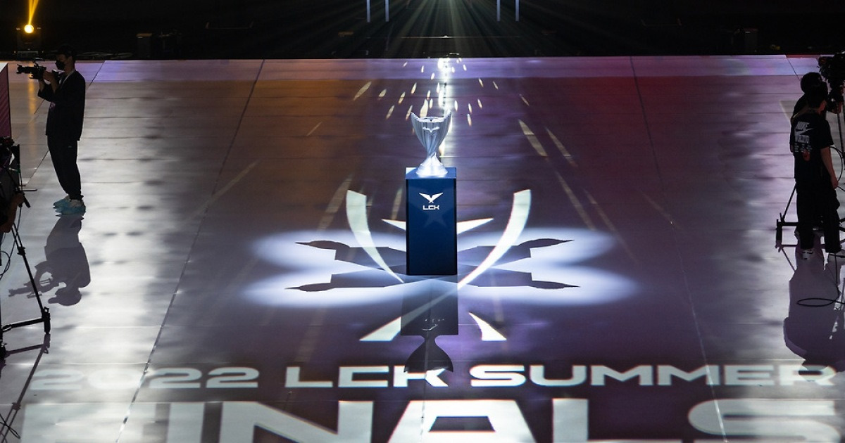 [포토] 무대 가운데 위치한 LCK 우승 트로피