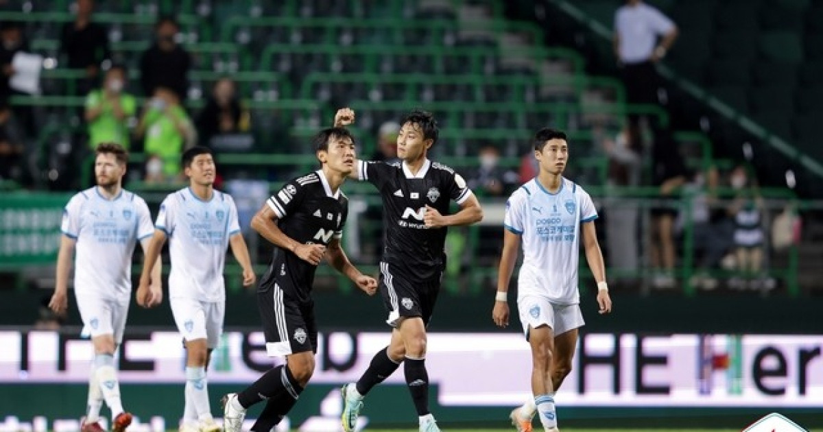 [b11 현장] '백승호 PK 골' 전북, 포항과 2-2 무승부..울산 9점차로 추격