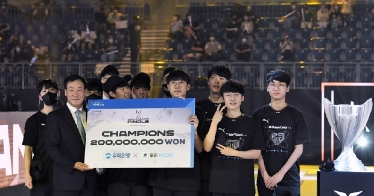 "젠지 우승 축하해" 우리은행, LCK 서머 상금 2억원 전달