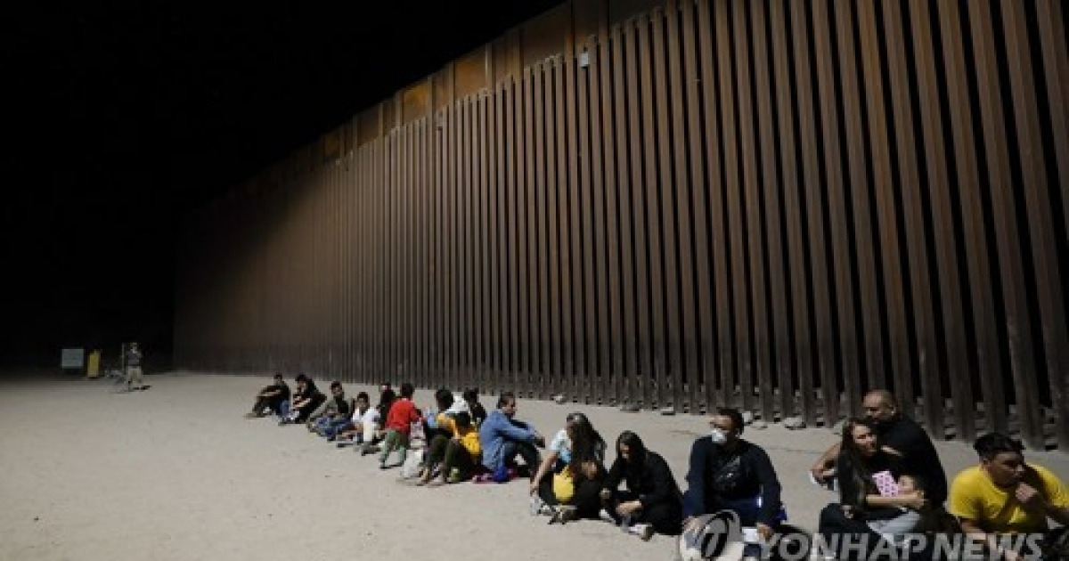 Border Wall Containers