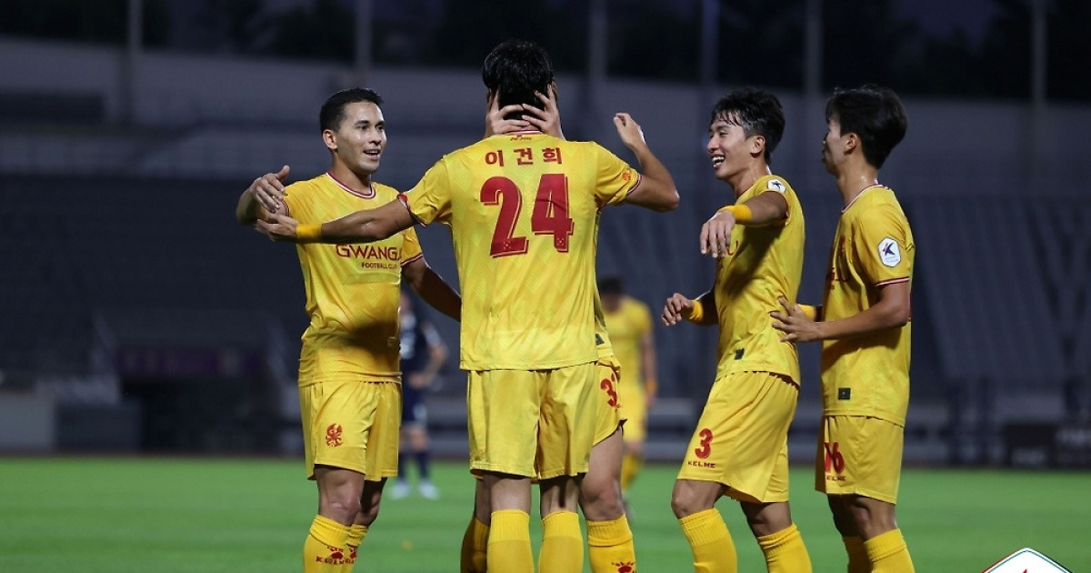 [K리그2 37R] '추가시간 2골' 광주, 김포와 홈 경기 2-1 역전 드라마..선두 유지