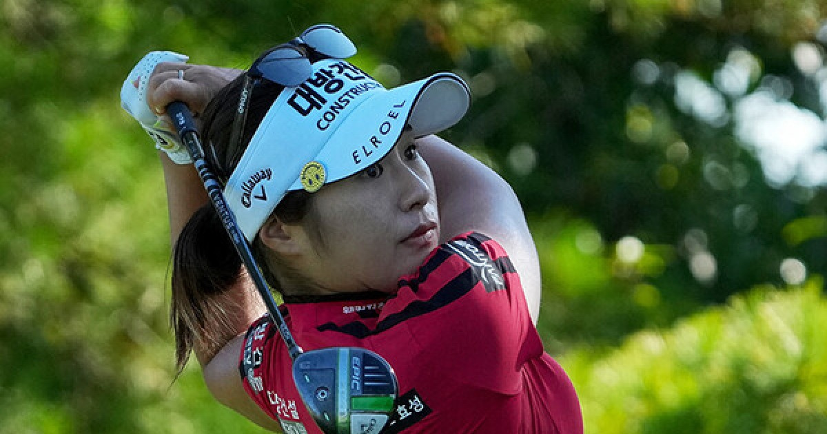 '화끈한 9언더파' 이정은6, 크로거 챔피언십 2R 단독1위..시즌 첫 승 겨냥 [LPGA]