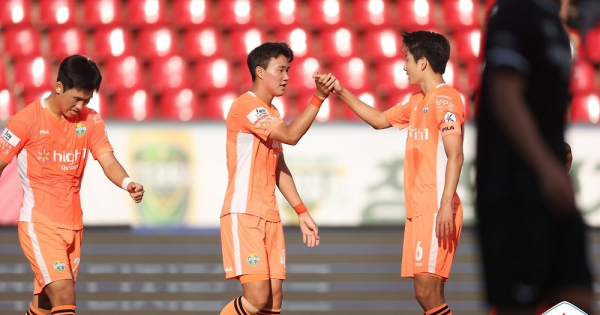 [K리그1 31R] '양현준 투샷투킬' 강원, 최하위 성남 4-0 대파..6위 재진입