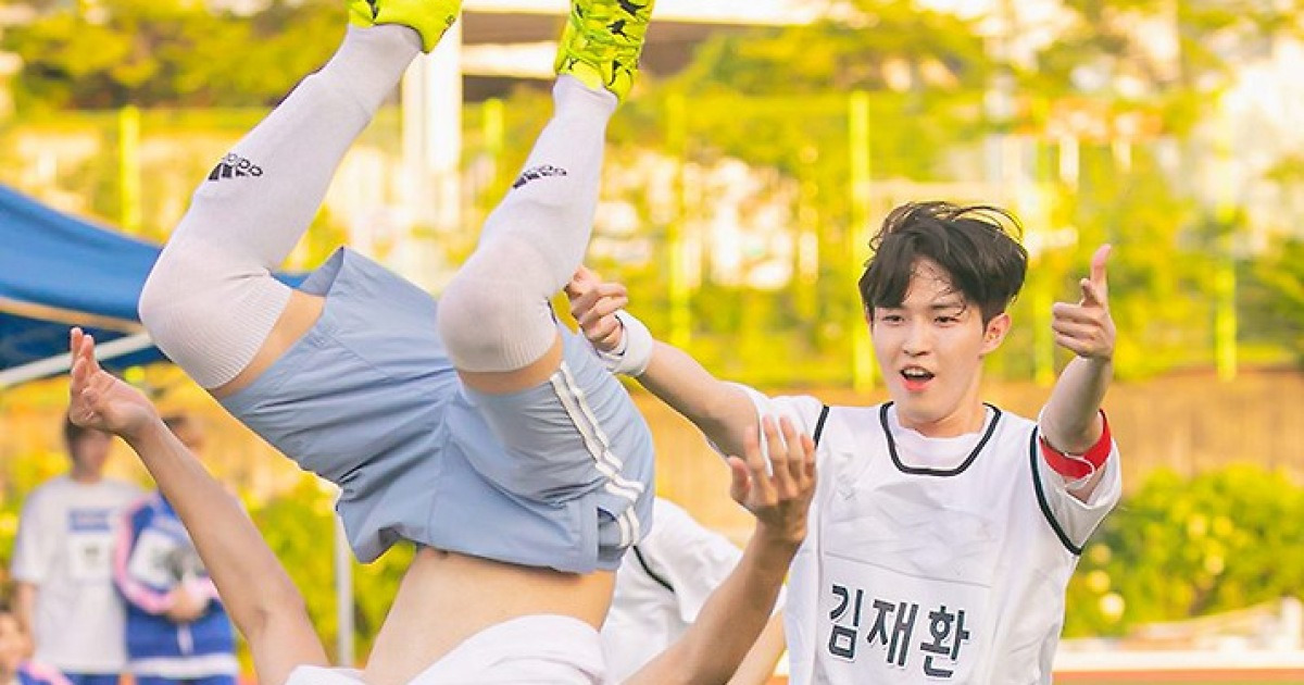 [움짤] DKZ 경윤, 백덤블링 세리머니 (아육대 B하인드)