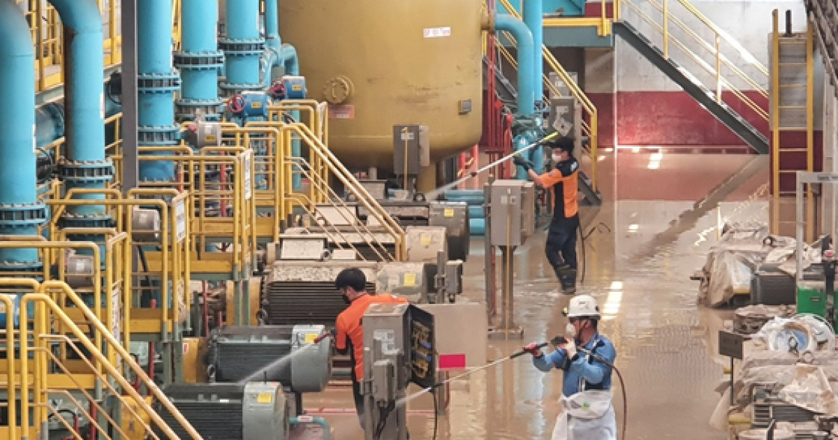 Blast furnaces at Posco's Pohang steel mill almost back up